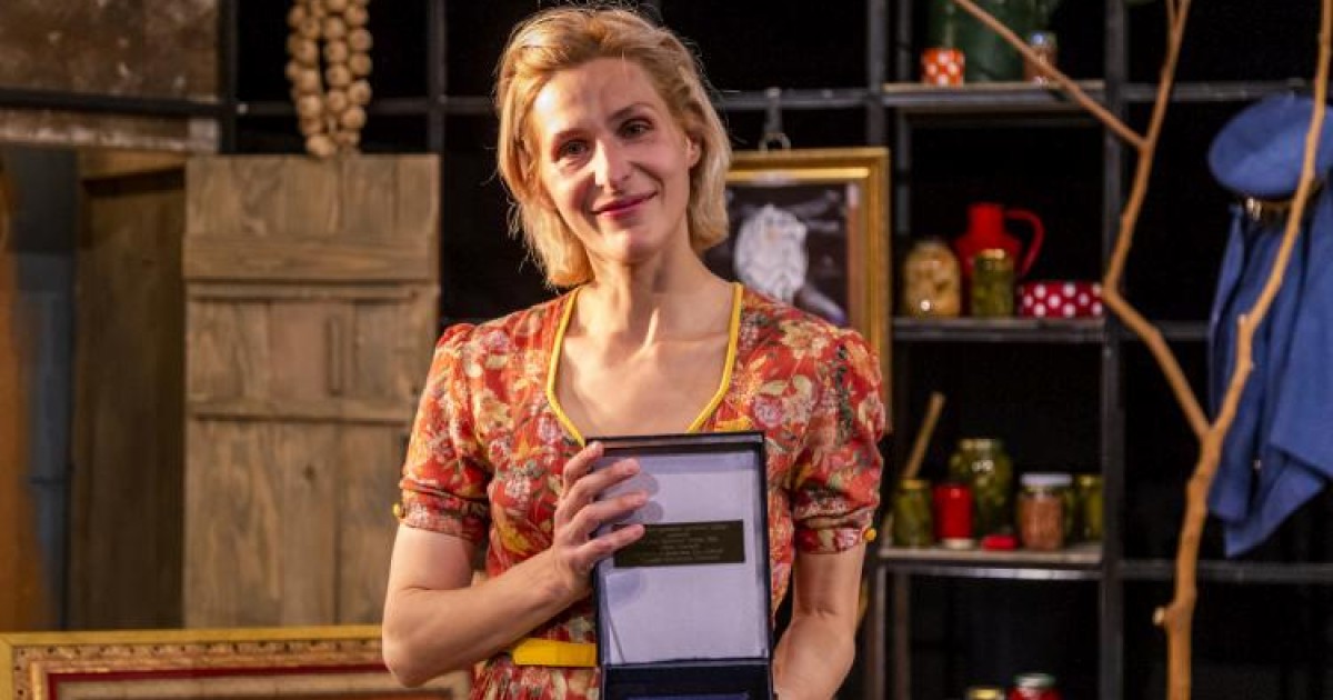 Minji Peković uručena nagrada „Ljubinka Bobić“ | (Vesti - 06. 10. 2022 ...