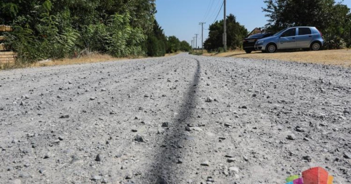 Tucanik podigao prašinu u Donjem Tavankutu, zbog nasipanja puteva ...