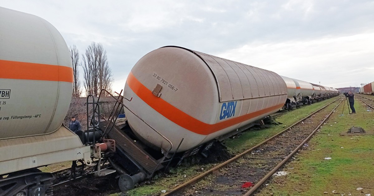 Tri cisterne pune propilena iskliznule sa šina, nema opasnosti od curenja | (Vesti - 24. 01 ...