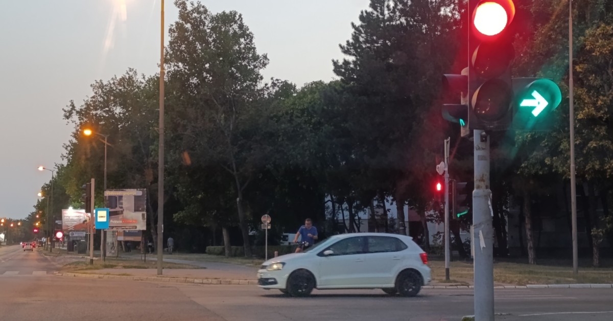 Semafor za pešake i uslovno zeleno svetlo kod supermarketa 024 ...