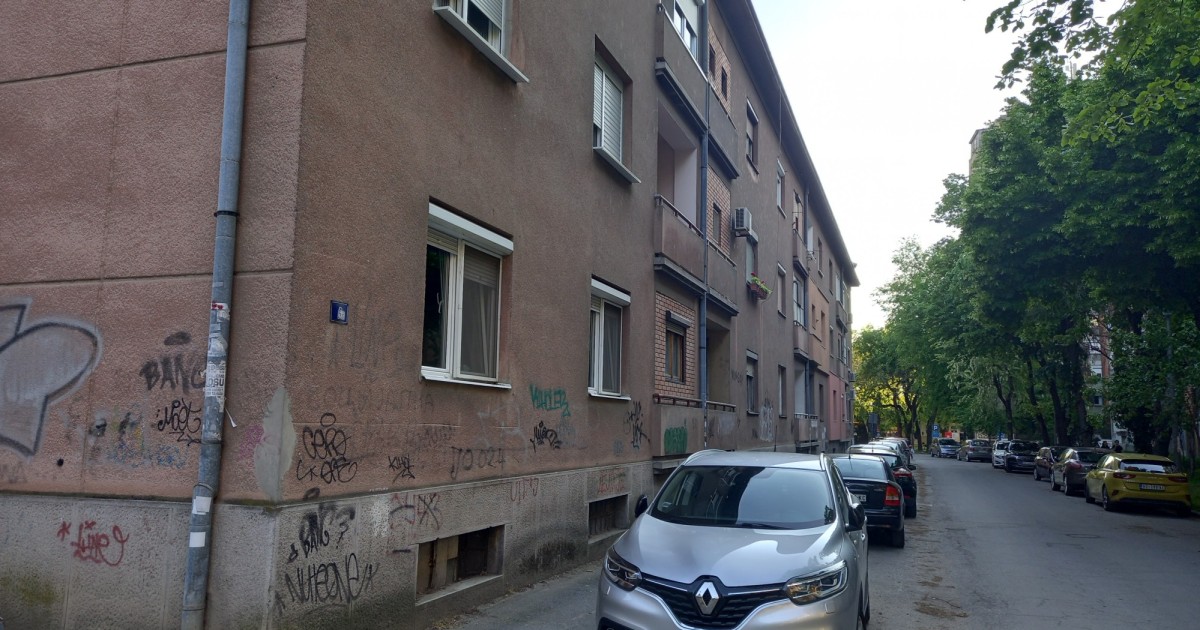 Dvosmerni saobraćaj i parking mesta sa obe strane uske ulice Pavla ...