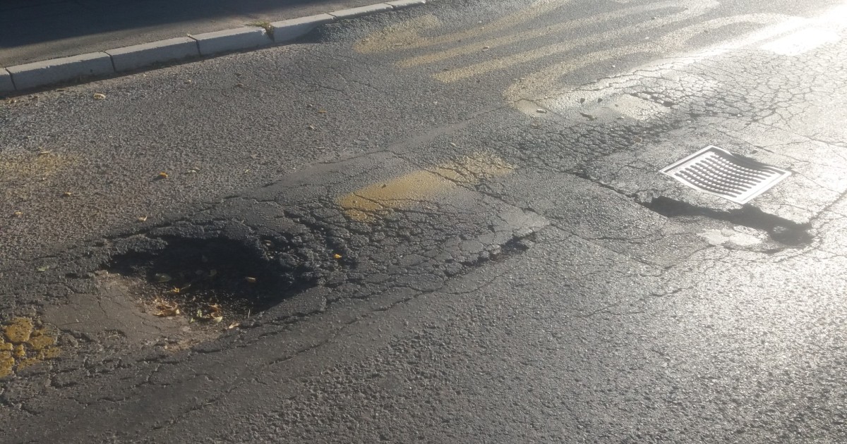 Udarna rupa preko puta Kerske crkve na beogradskom putu (autobusko ...