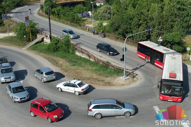 Majšanski most - umesto zatvaranja i saniranja, dodatno opterećenje? | (Vesti - 25. 07. 2023 ...